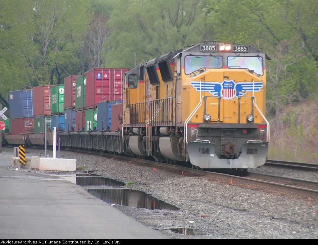 UP 3885 leads CSX Q118 into Little Ferry Yard